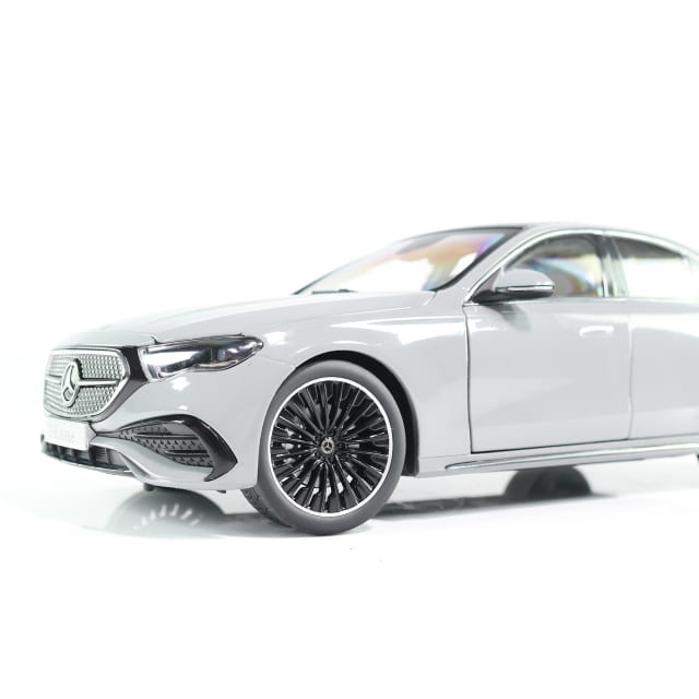 1:18 Modellauto E-Klasse W214 Limousine Alpingrau uni Original Mercedes ...